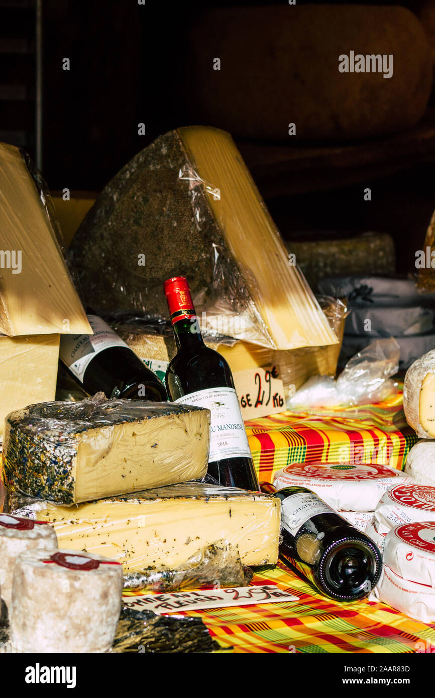France market cheese tourists hi-res stock photography and images - Alamy