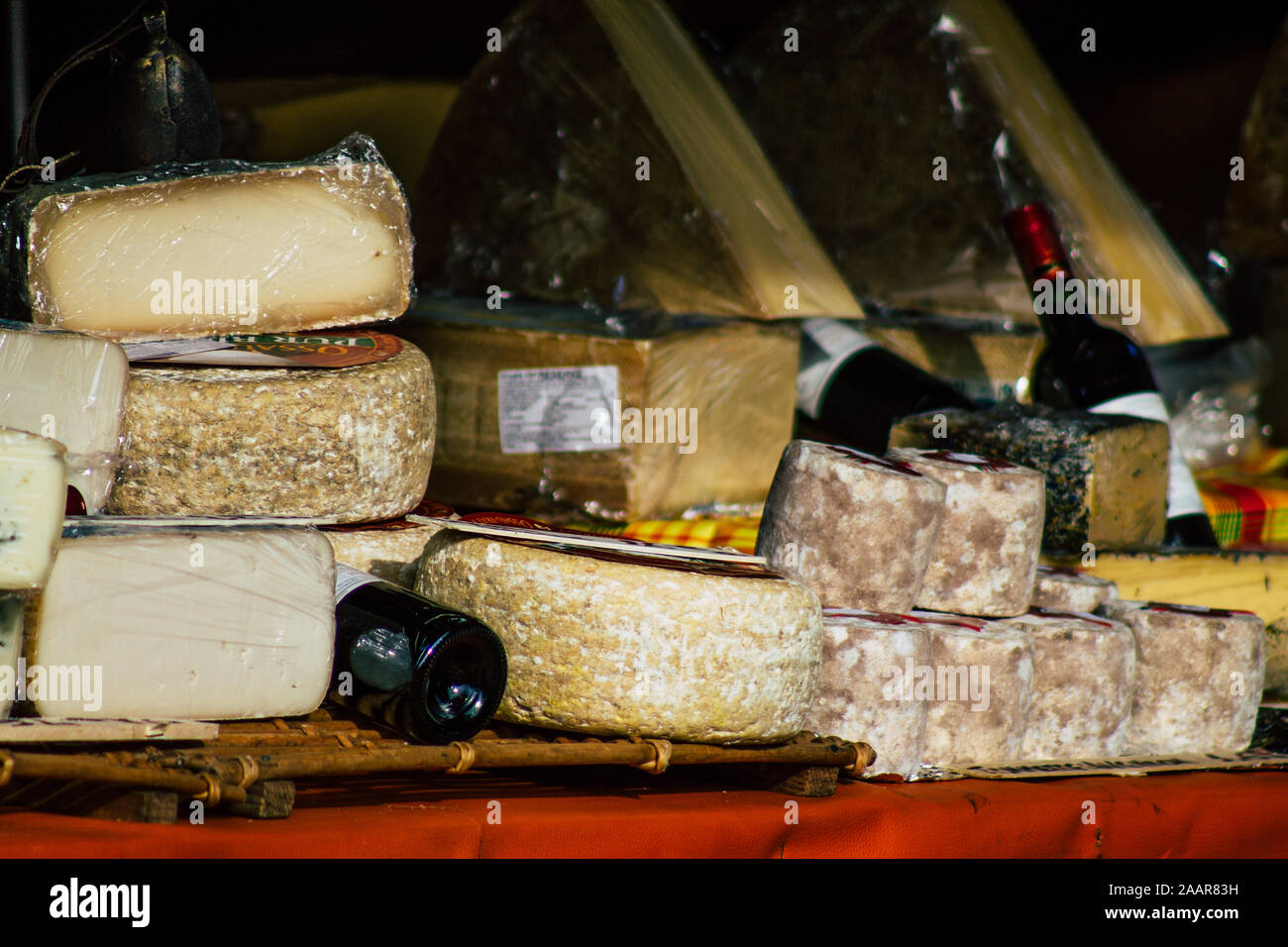 France market cheese tourists hi-res stock photography and images - Alamy