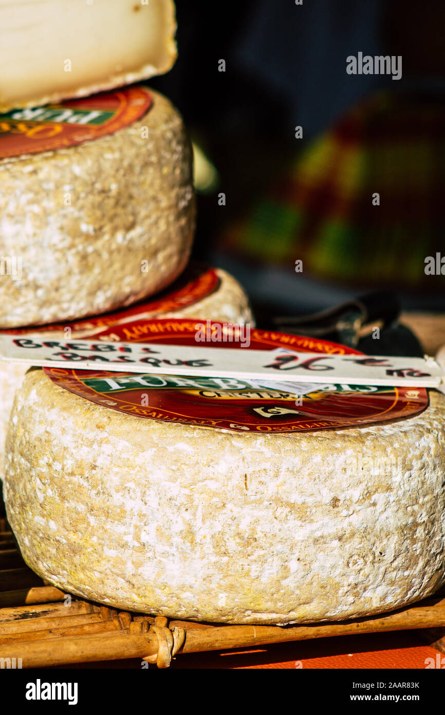 France market cheese tourists hi-res stock photography and images - Alamy