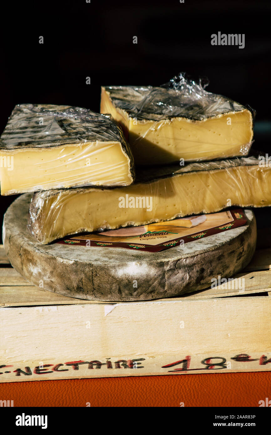 France market cheese tourists hi-res stock photography and images - Alamy