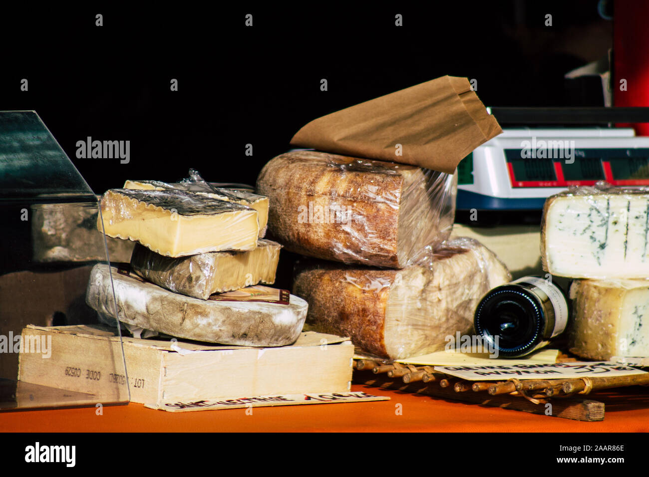 France market cheese tourists hi-res stock photography and images - Alamy