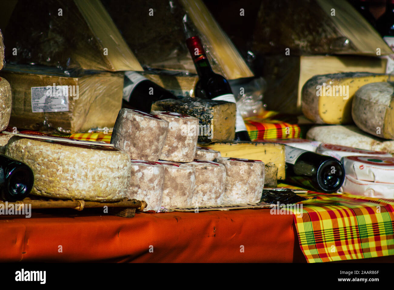 France market cheese tourists hi-res stock photography and images - Alamy