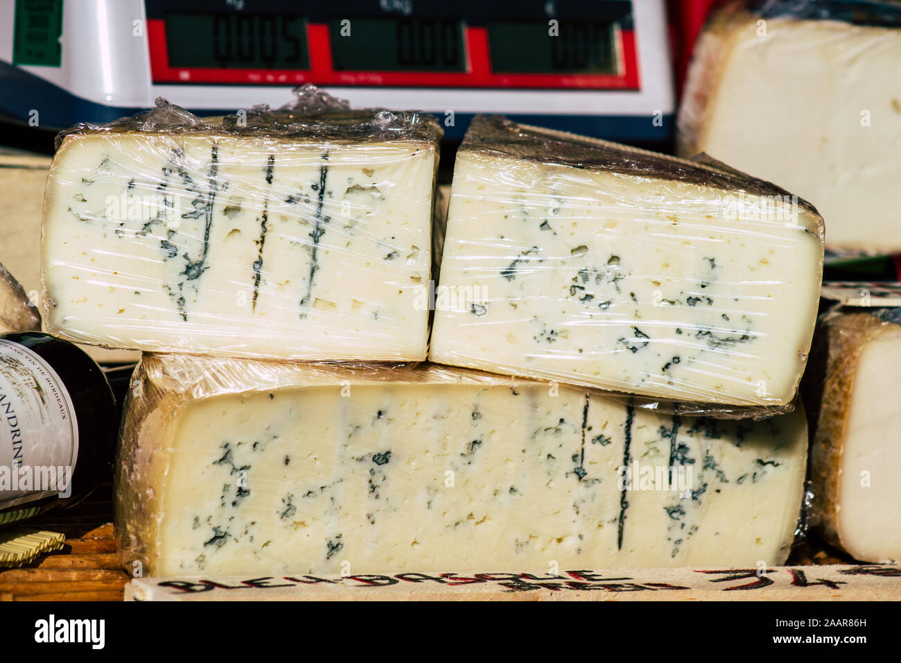 France market cheese tourists hi-res stock photography and images - Alamy