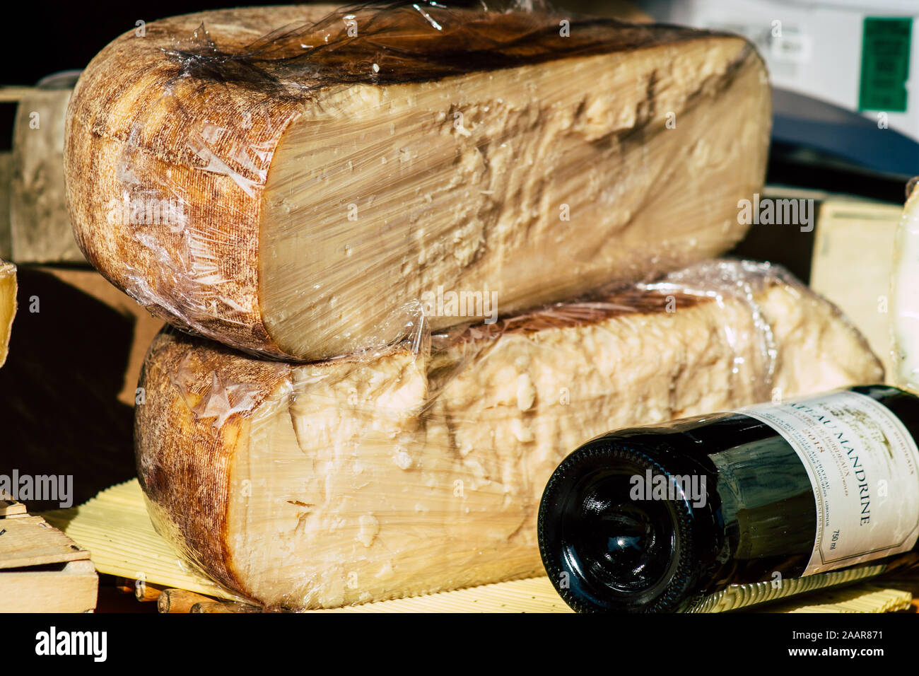 France market cheese tourists hi-res stock photography and images - Alamy