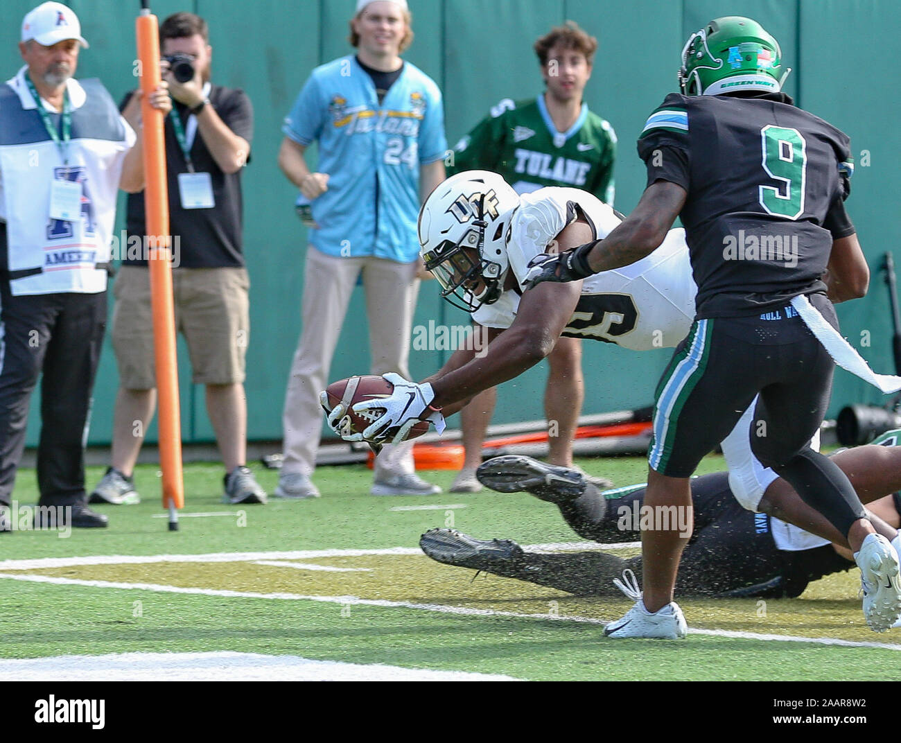 New Orleans, LA, USA. 23rd Nov, 2019. UCF TE Anthony Roberson #89 dives ...