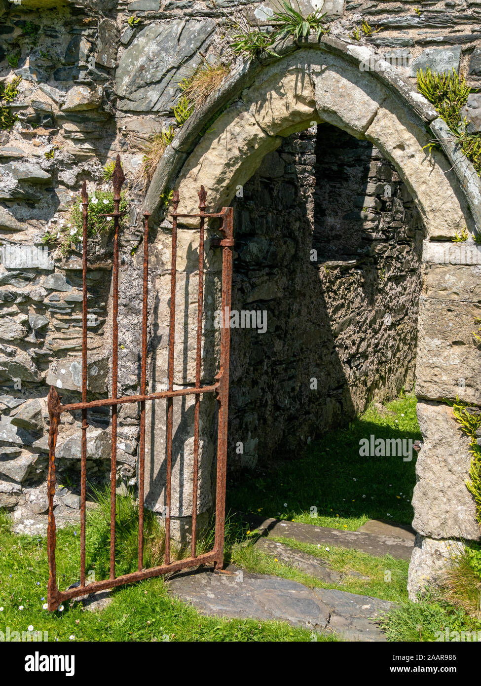 Wrought iron archway hi-res stock photography and images - Alamy