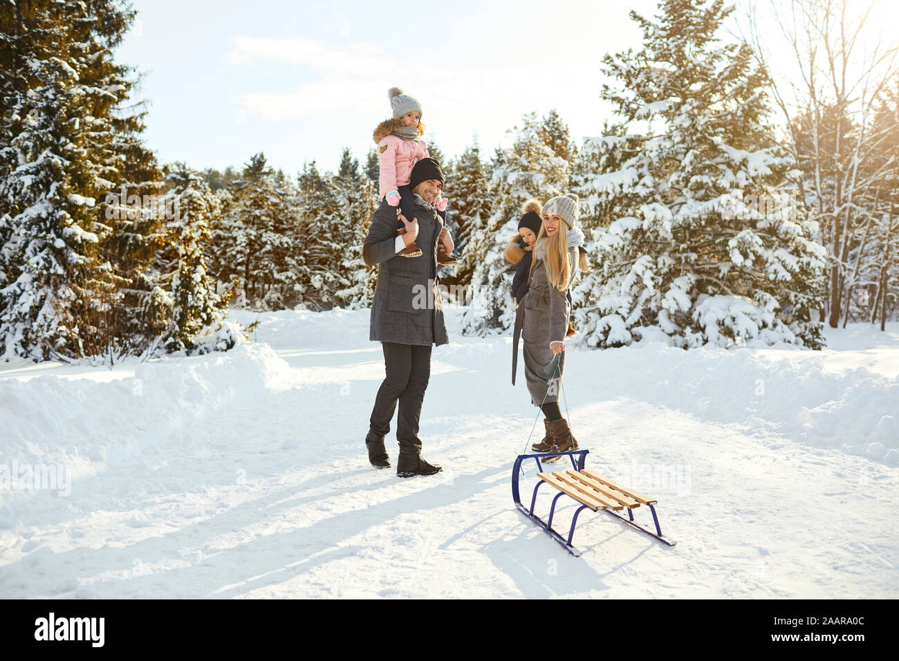 Family walk winter snow hi-res stock photography and images - Alamy