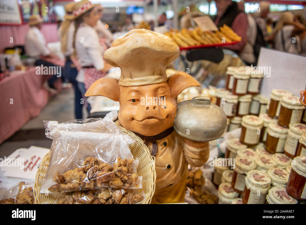 A pig chef statue holds local produce for sale, Harrogate, Yorkshire ...