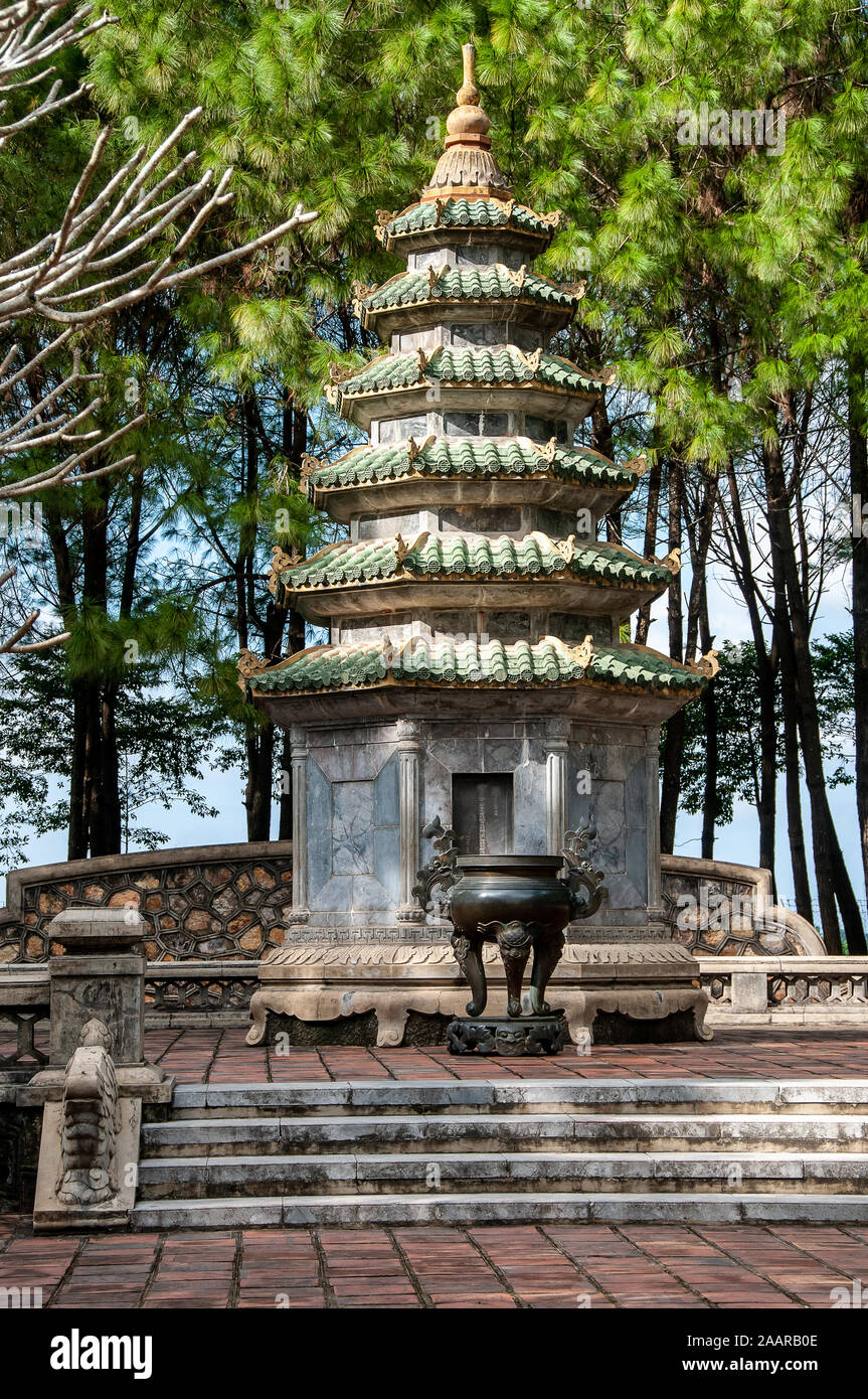 Temple and garden urn hi-res stock photography and images - Alamy
