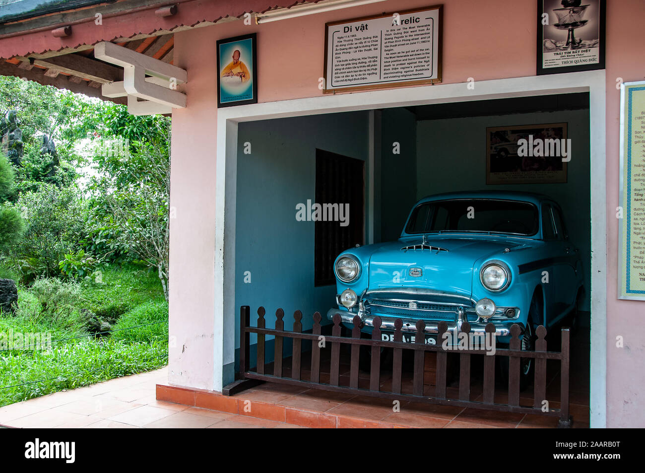 The blue Austin car of the monk Tich Quan Duc is displayed as a relic ...