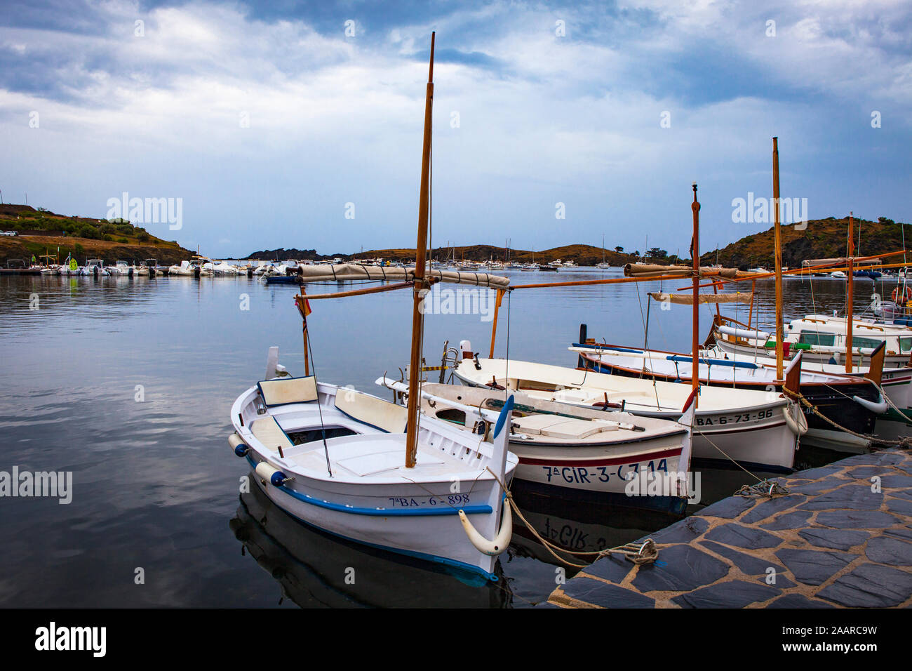 Barcos de cadaques hi-res stock photography and images - Alamy
