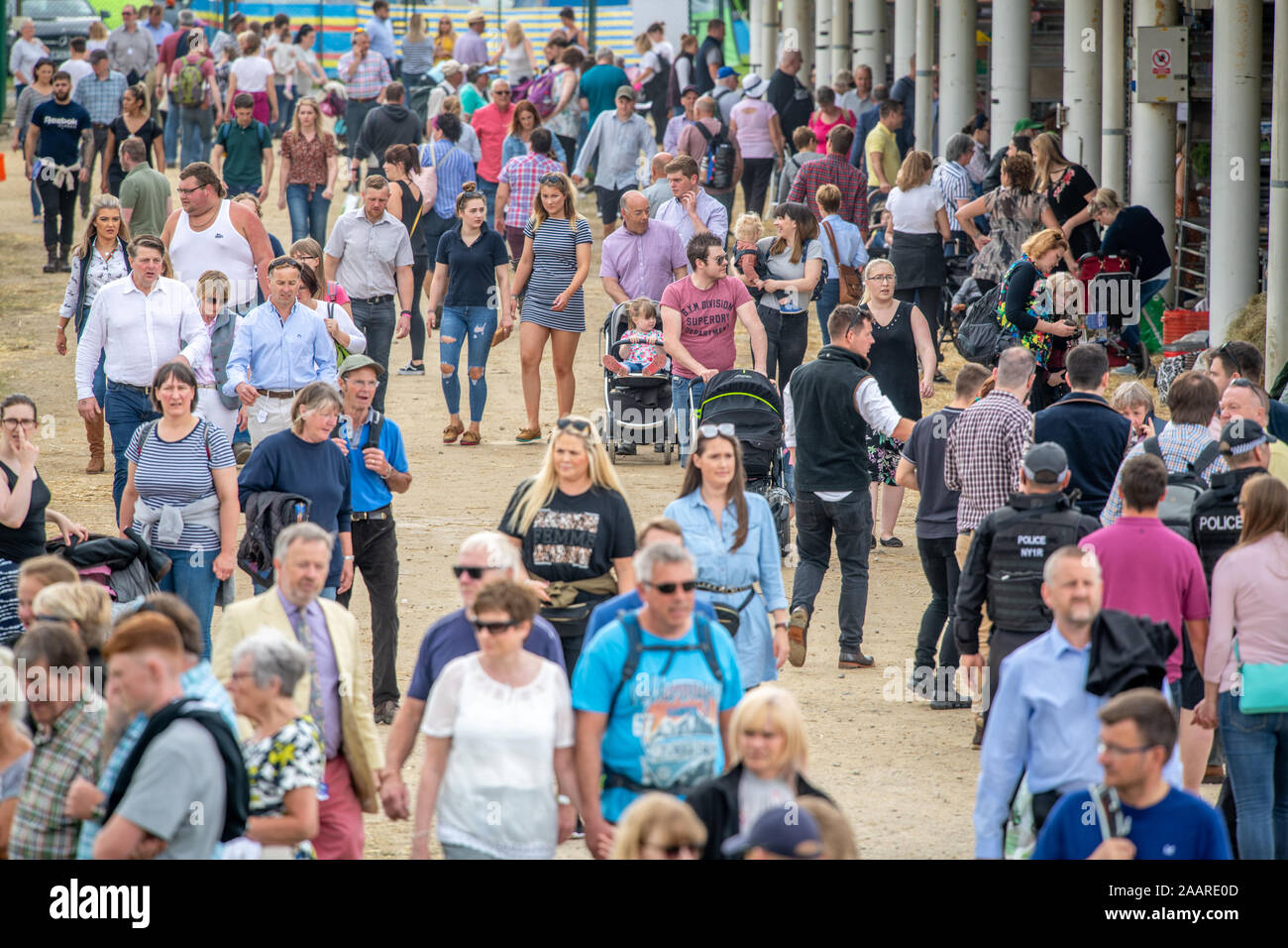 Crowds of people gathering hi-res stock photography and images - Alamy