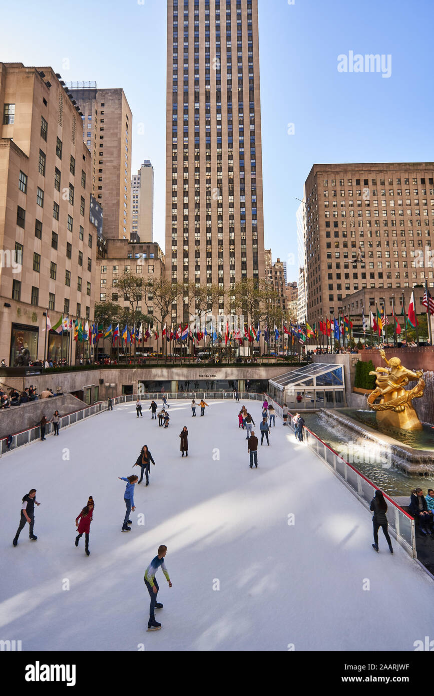 Ice ring at the Rockefeller Center Stock Photo - Alamy