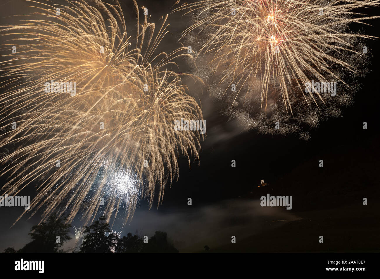 Golden fireworks hi-res stock photography and images - Alamy