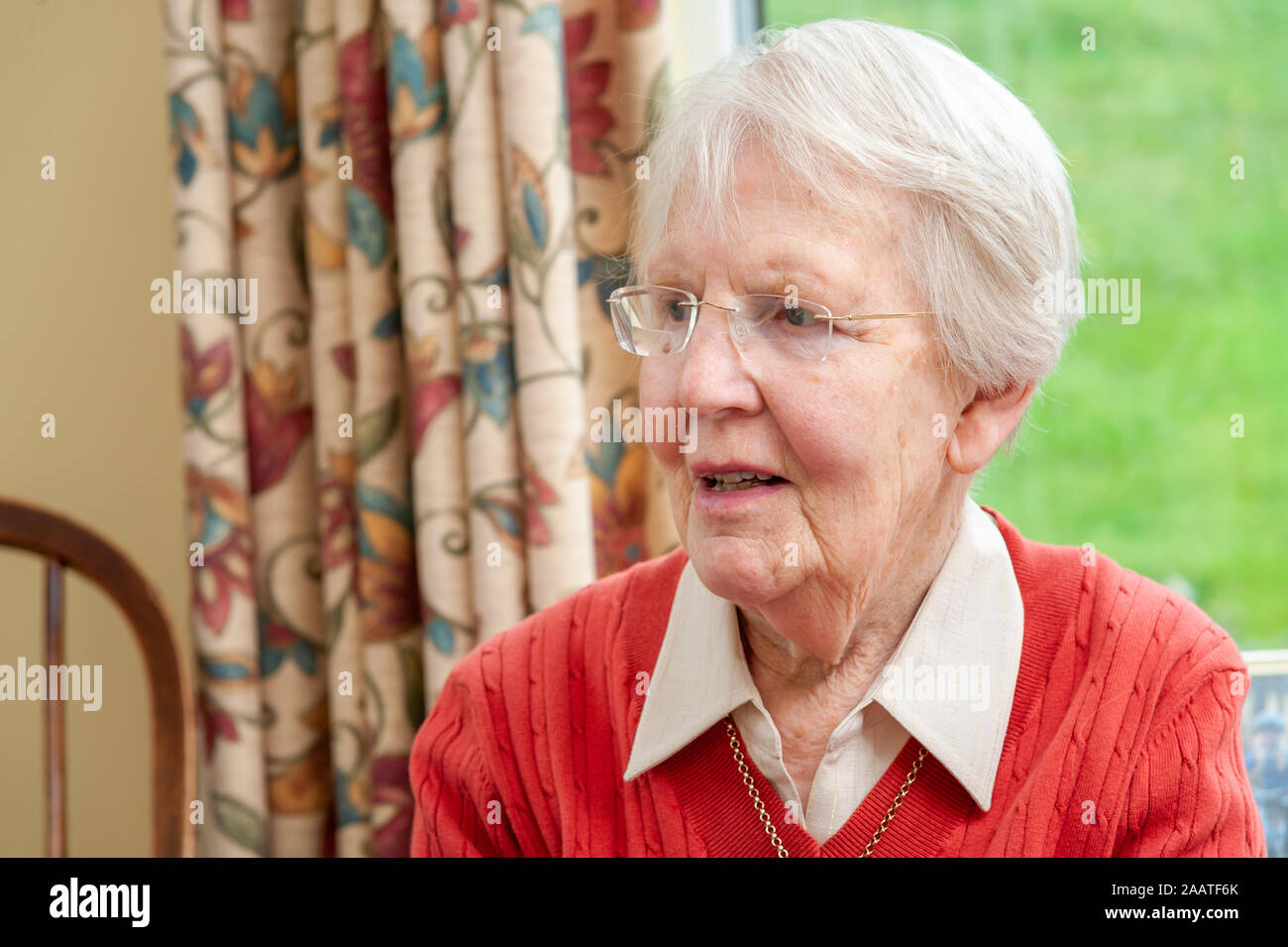 Elderly lady looking slightly confused Stock Photo - Alamy