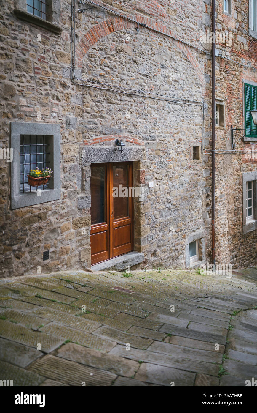 Traditional street in an ancient medieval Italian town in Tuscany Stock ...