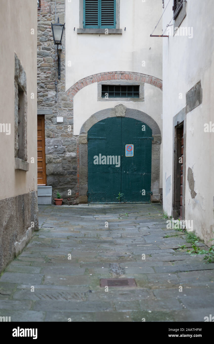 Traditional street in an ancient medieval Italian town in Tuscany Stock ...
