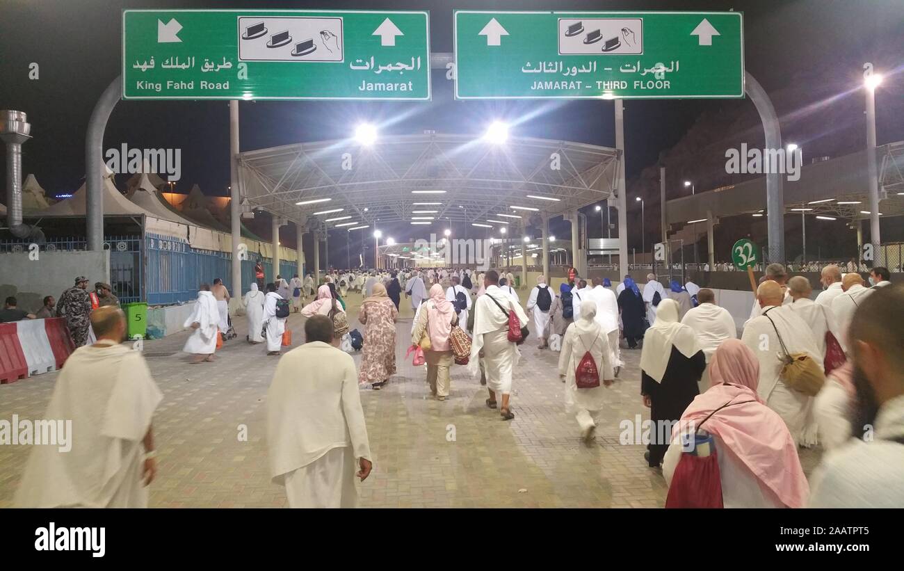 Mecca, Saudi Arabia, september 2016., Muslim pilgrims walk to perform ...