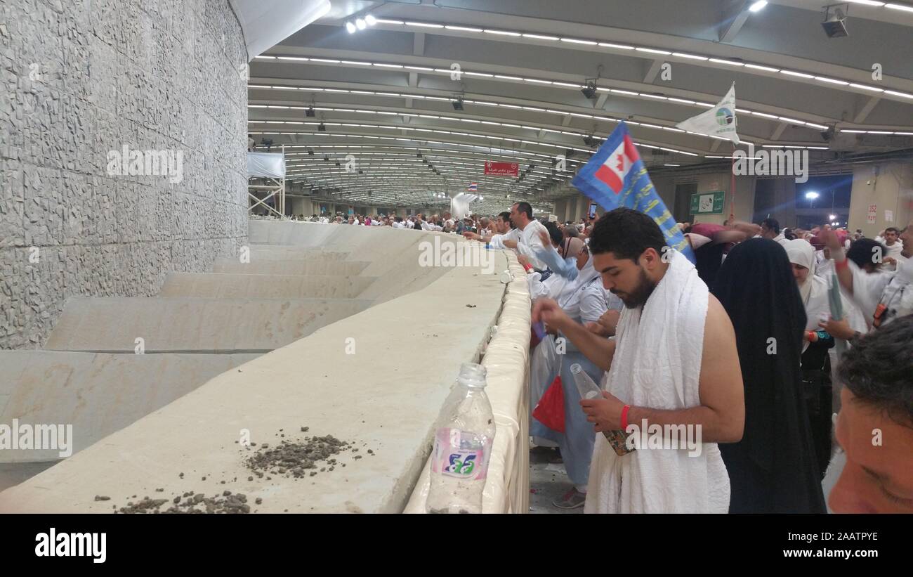 Mecca, Saudi Arabia, september 2016., Muslim pilgrims walk to perform ...
