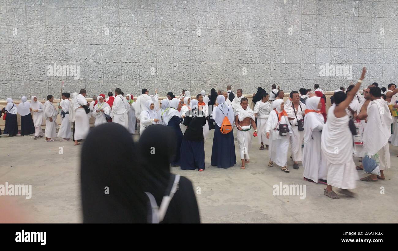 Mecca, Saudi Arabia, september 2016., Muslim pilgrims walk to perform ...