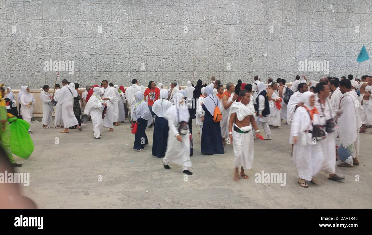 Mecca, Saudi Arabia, september 2016., Muslim pilgrims walk to perform ...