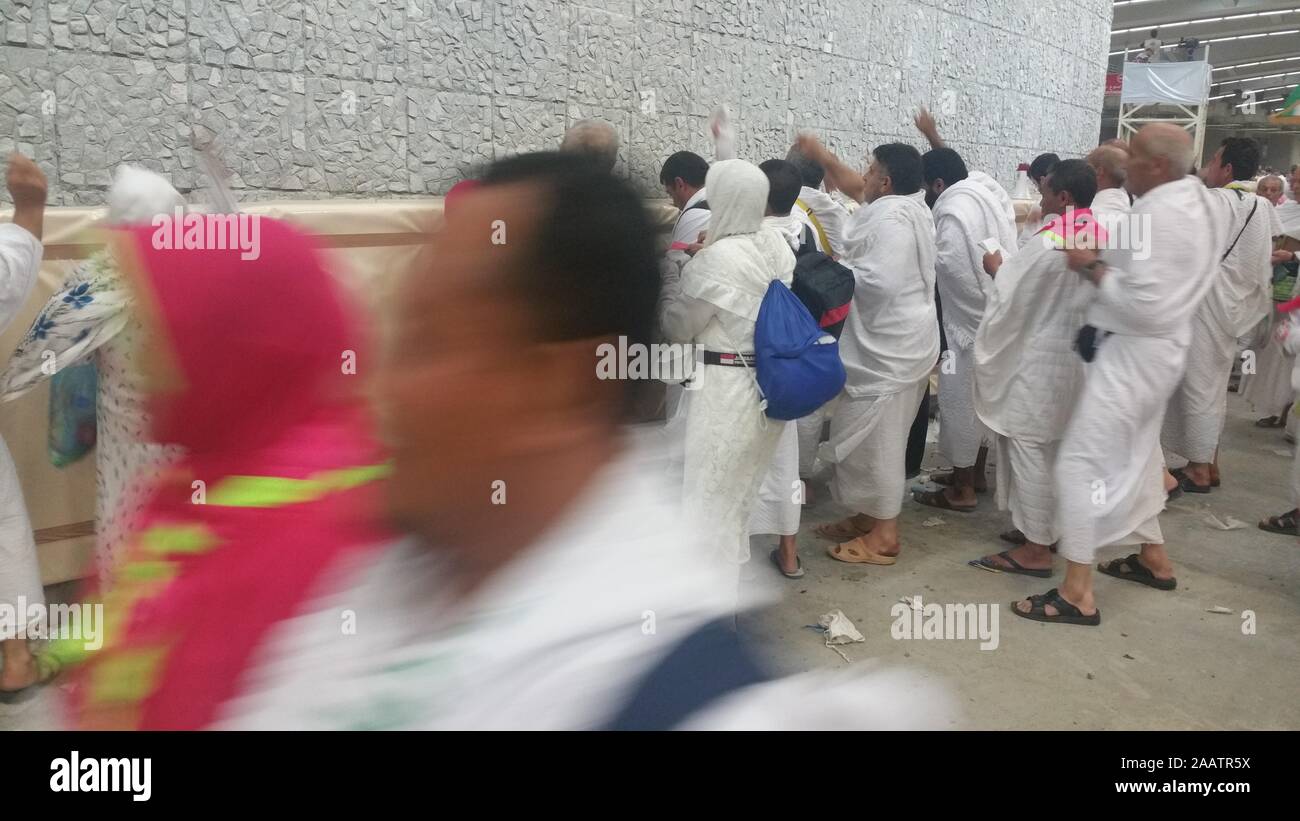 Mecca, Saudi Arabia, september 2016., Muslim pilgrims walk to perform ...