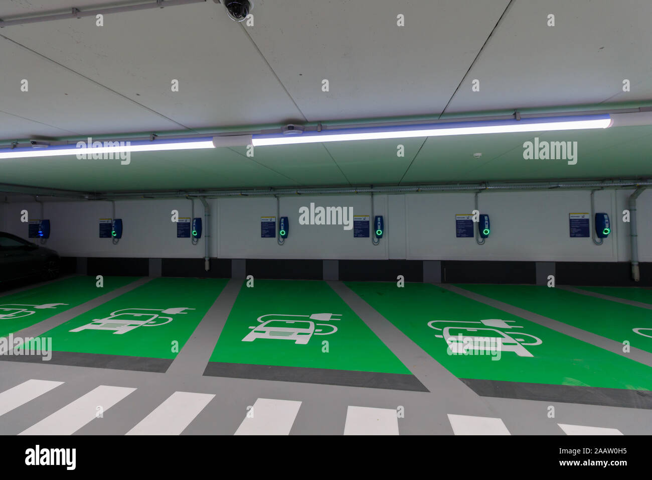 Car park ev charger hi-res stock photography and images - Alamy