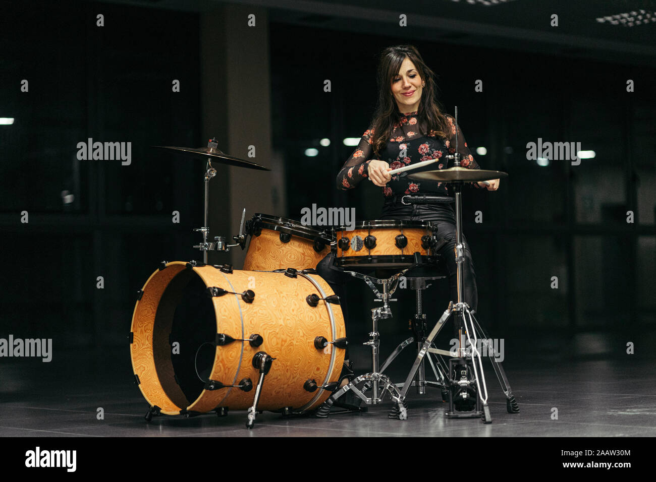 Woman playing drums Stock Photo - Alamy