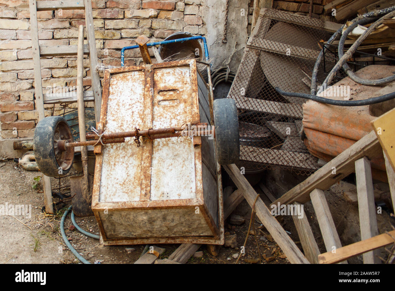 Old broken cart wheel hi-res stock photography and images - Alamy
