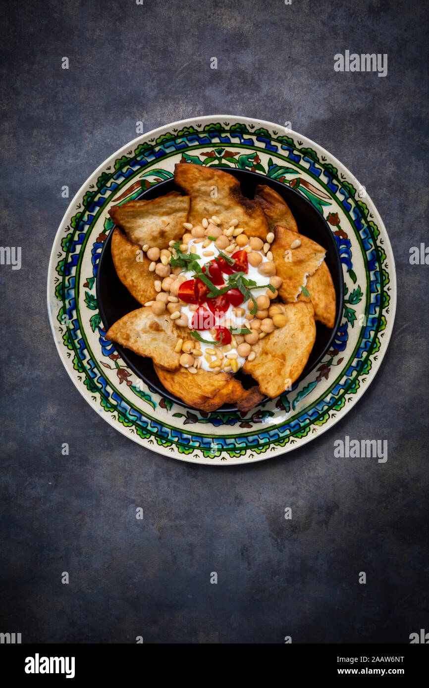 Bowl of Levantine fatteh, with flat bread, tomatoes and chickpeas Stock ...
