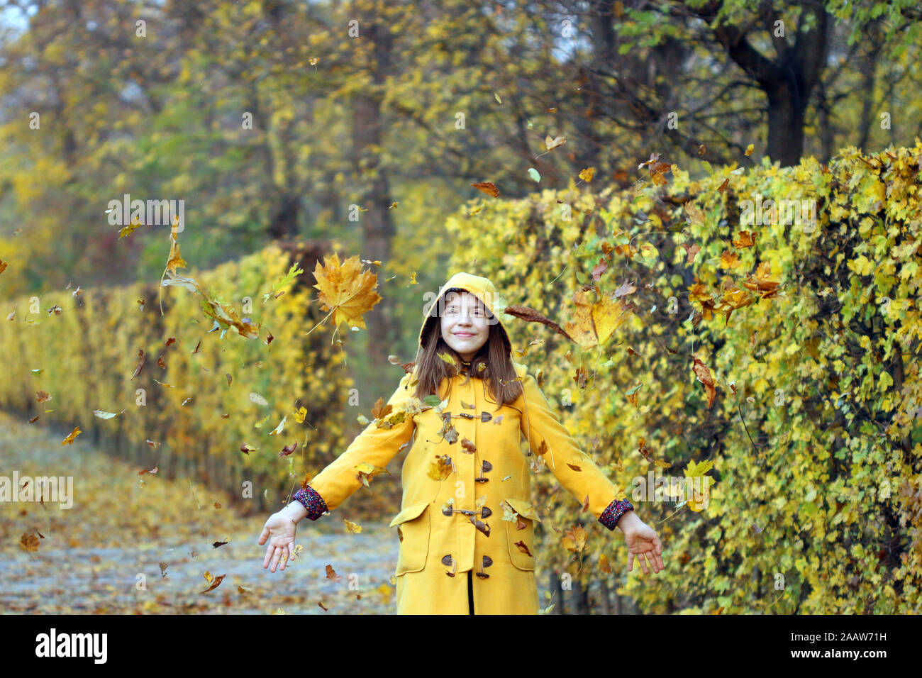 Girl in fall season hi-res stock photography and images - Alamy
