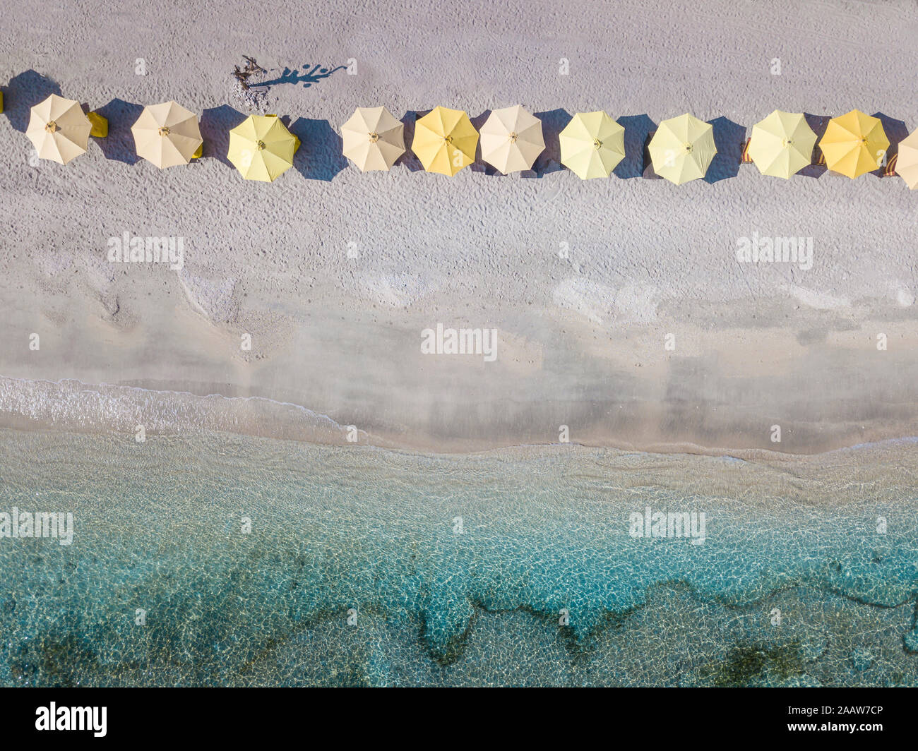 Birds eye view beach parasols hi-res stock photography and images - Alamy