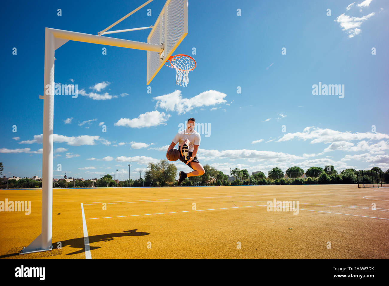 Basketball dunk black man hi-res stock photography and images - Alamy