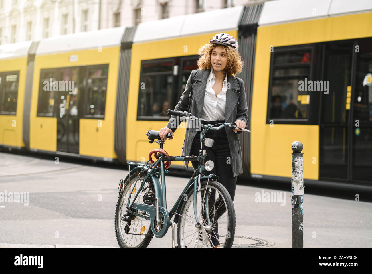 Berlin commuting hi-res stock photography and images - Alamy