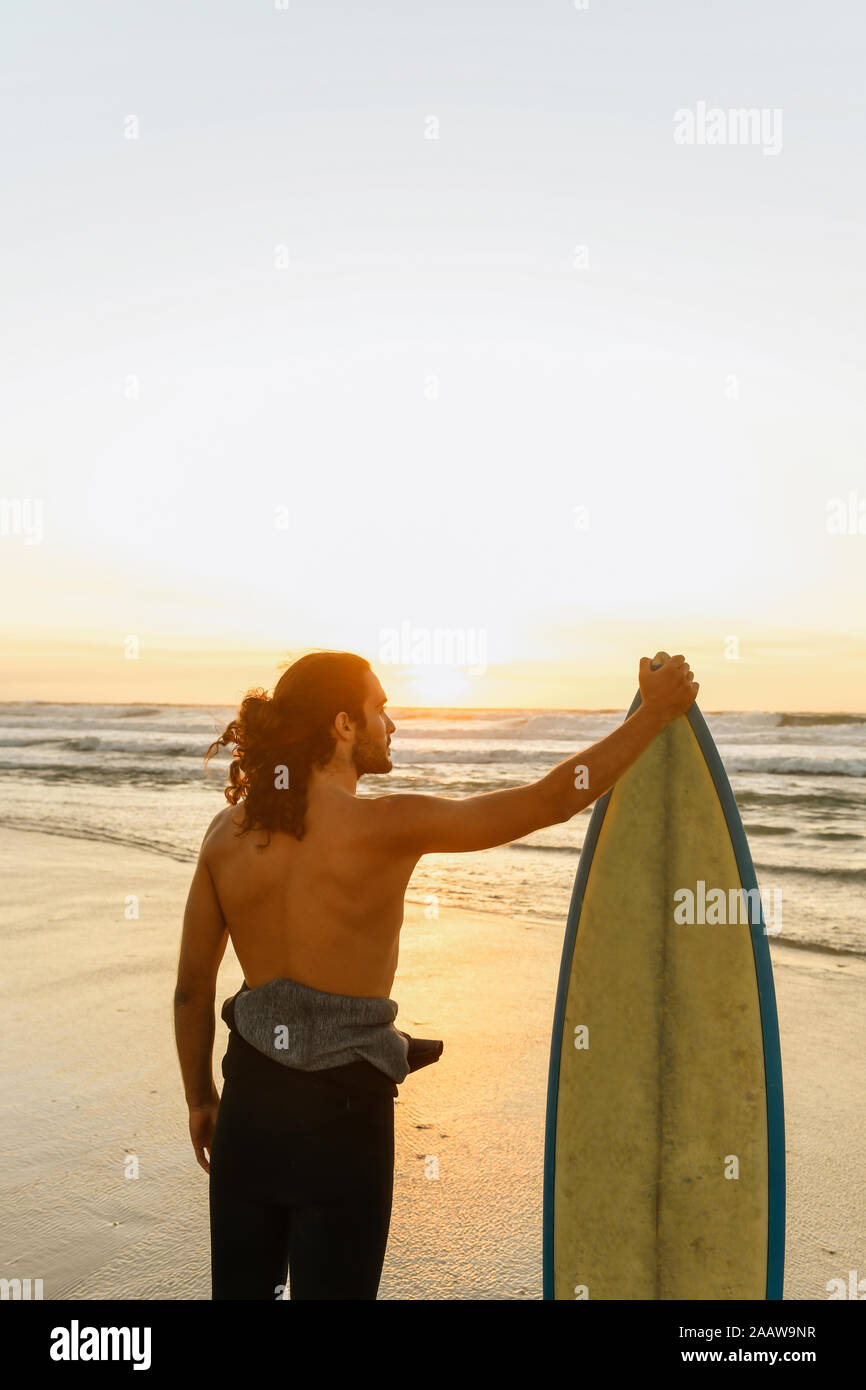 Backlit silhouette surfer hi-res stock photography and images - Alamy