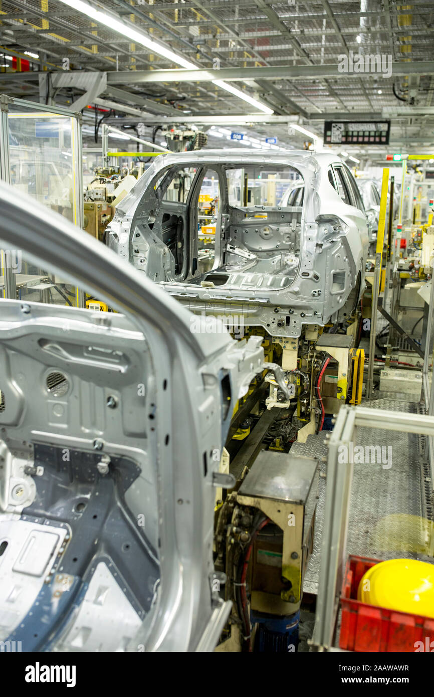 Modern automatized car production in a factory Stock Photo - Alamy