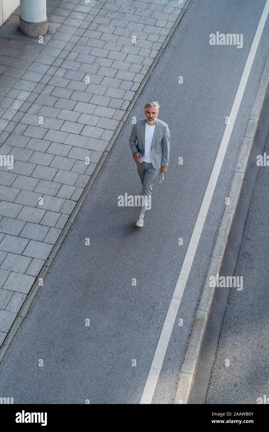 Birds eye view people walking hi-res stock photography and images - Alamy