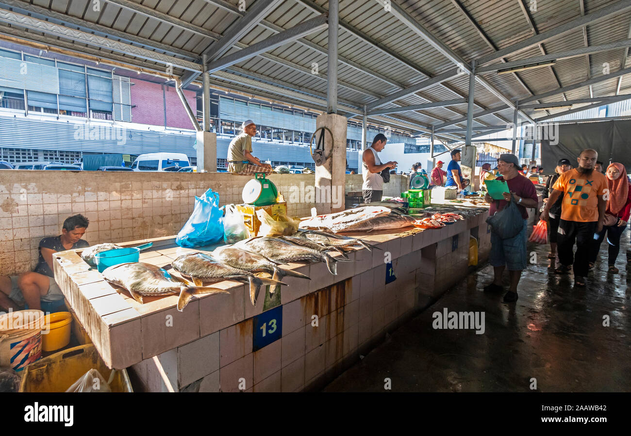 Life at Kota Kinabalu fish market Sabah Malaysia Borneo Stock Photo - Alamy