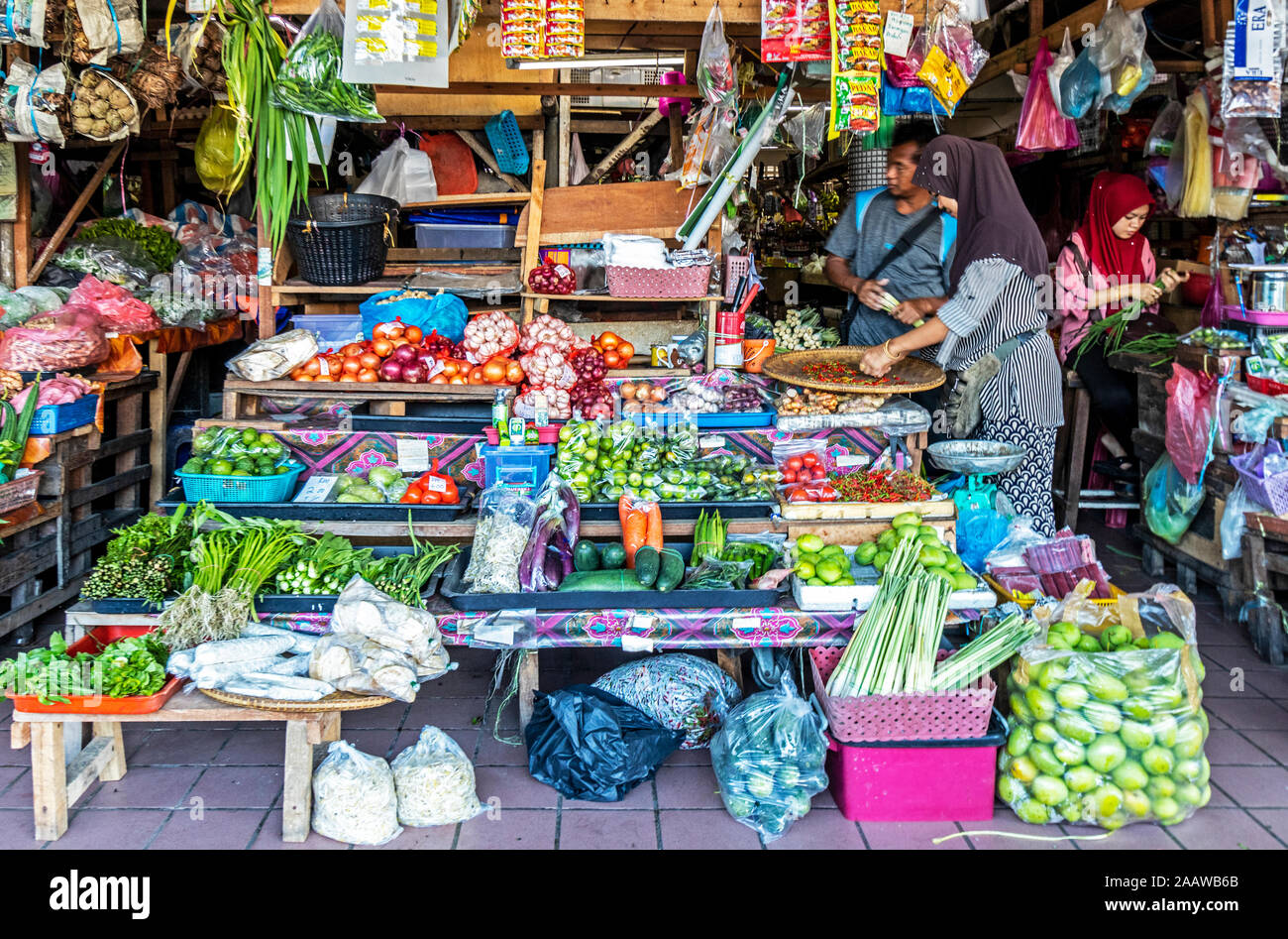 Life at Kota Kinabalu fish market Sabah Malaysia Borneo Stock Photo - Alamy