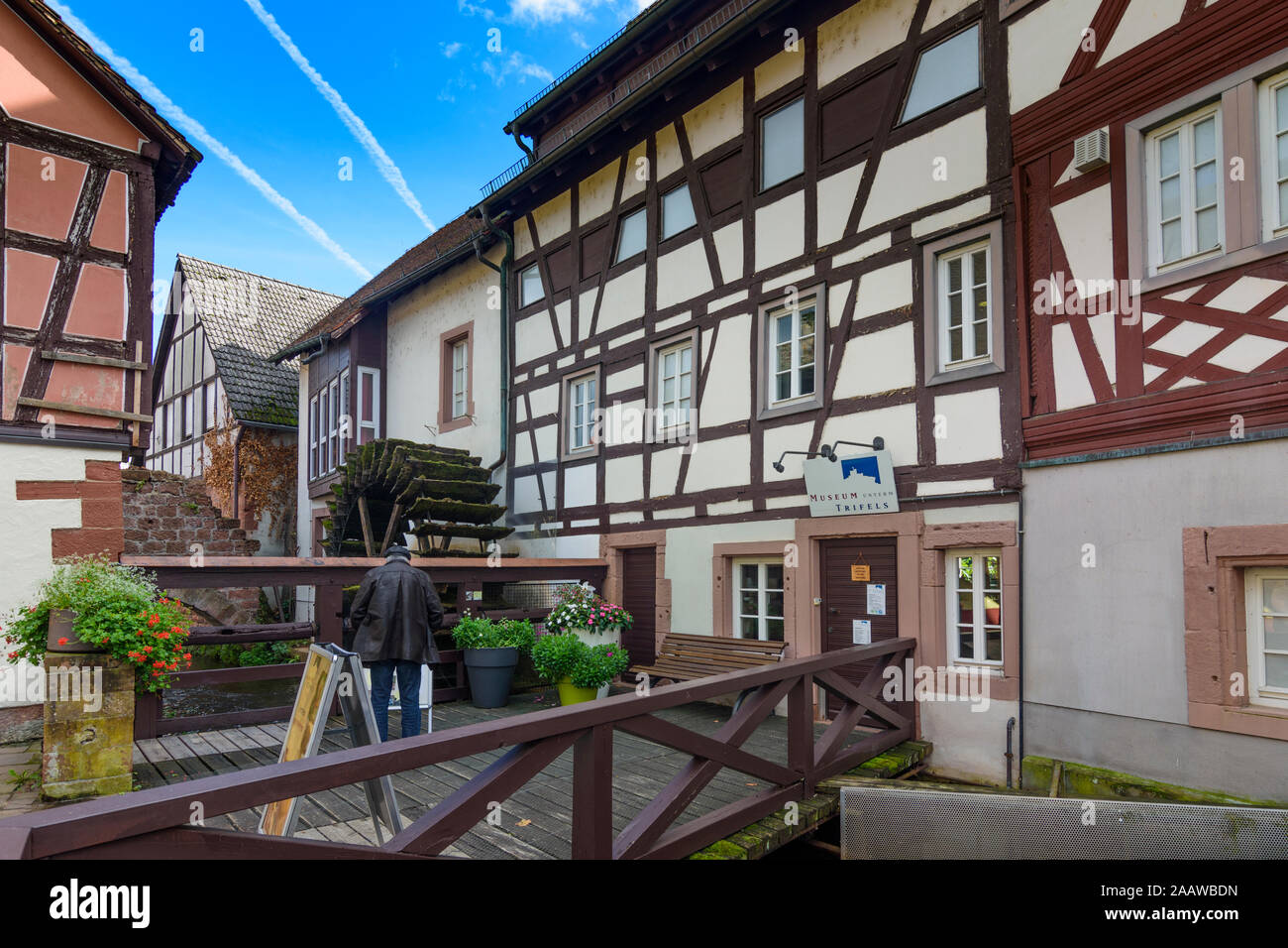 Annweiler am Trifels: Museum unterm Trifels, Kanal Queich between half ...