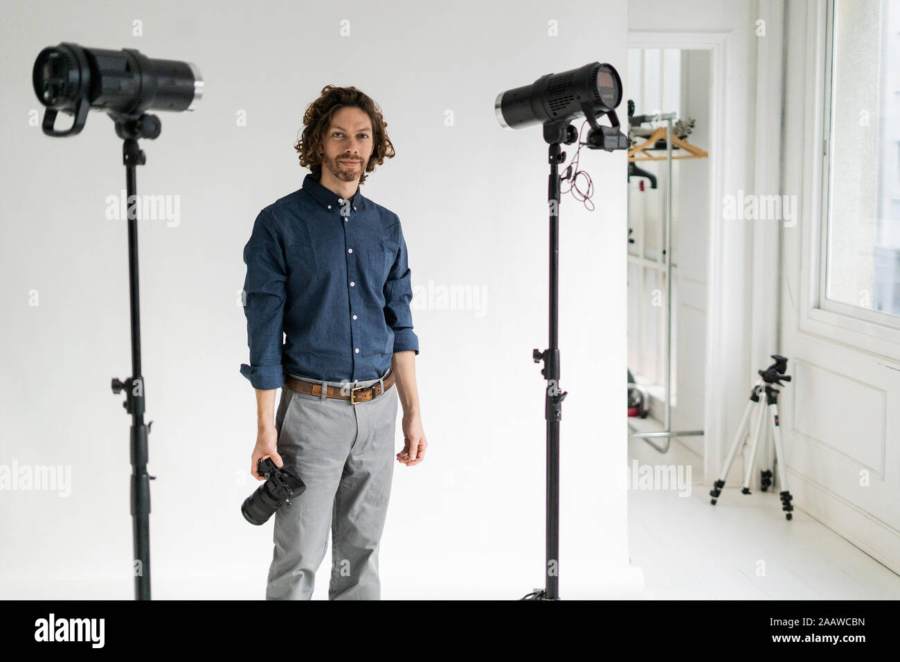 Self portrait photographer standing hi-res stock photography and images ...