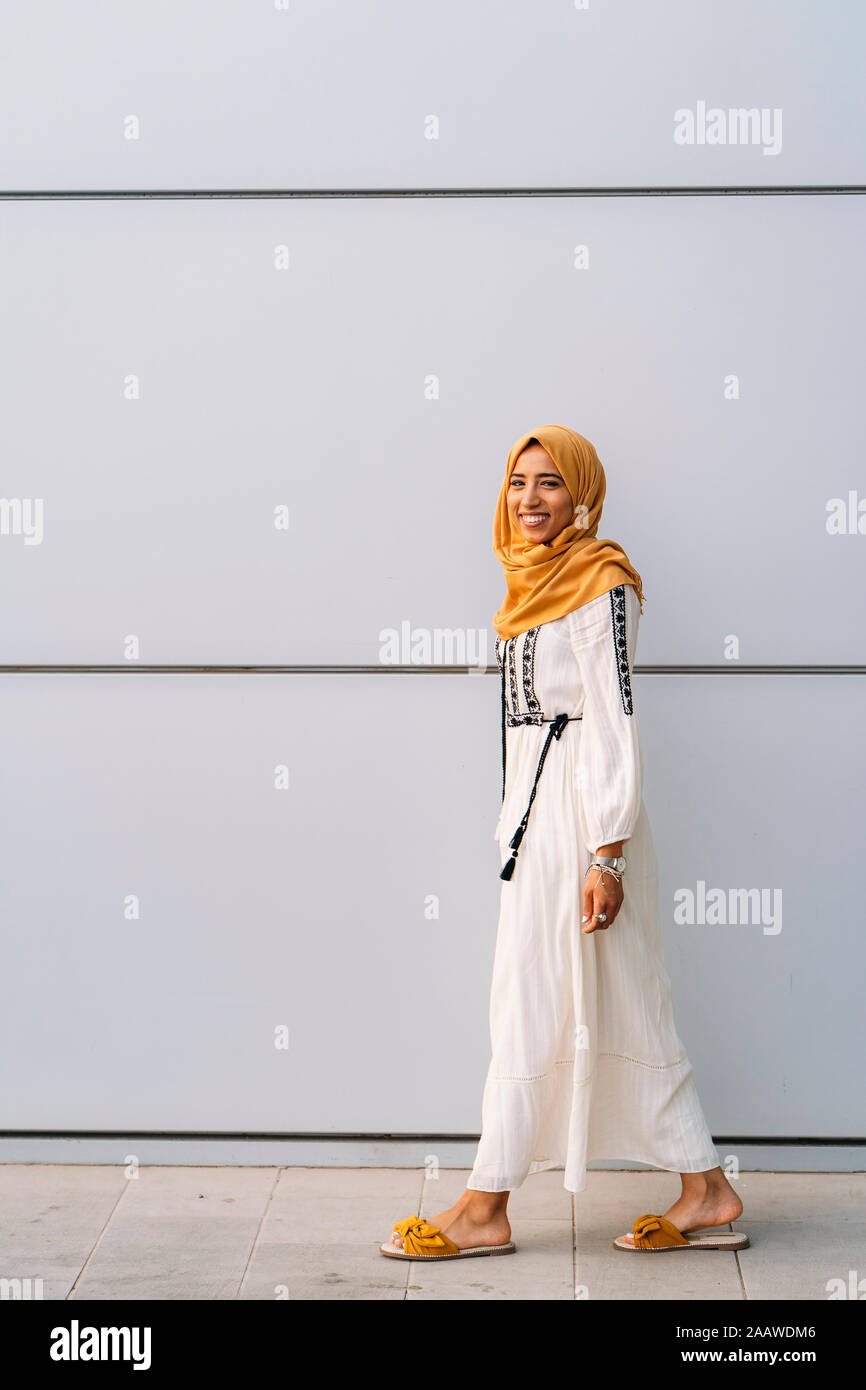 Happy young beautiful African Muslim woman smiling Stock Photo - Alamy