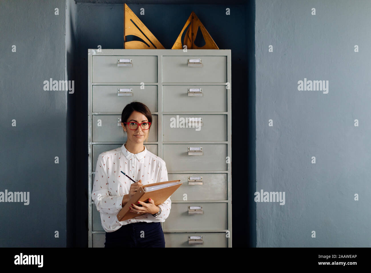 Office business worker filing hi-res stock photography and images - Alamy