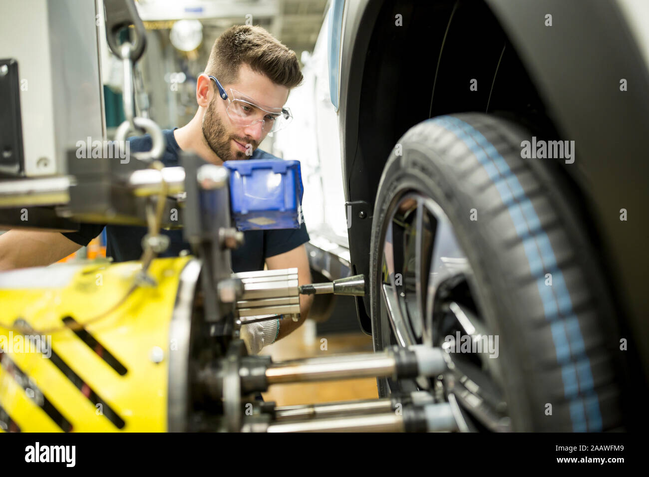 Assembling car hi-res stock photography and images - Alamy