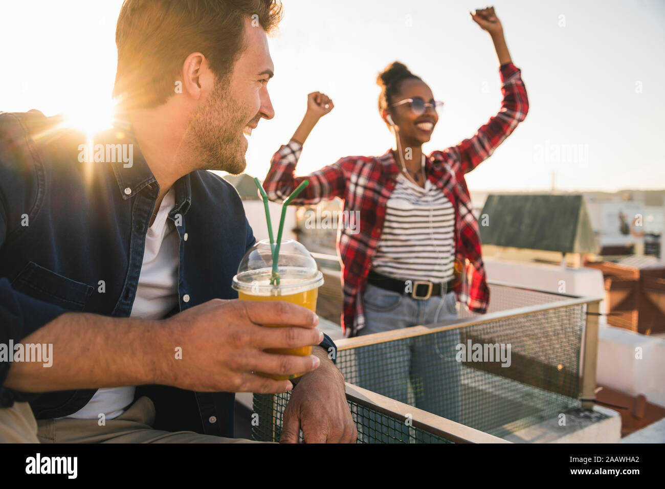 Couple cocktail sunset hi-res stock photography and images - Alamy