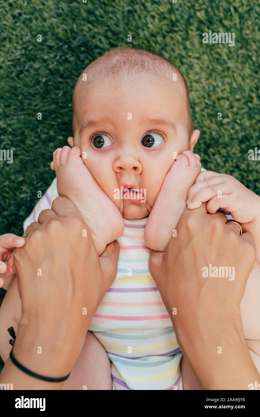 2 girls feet hi-res stock photography and images - Alamy