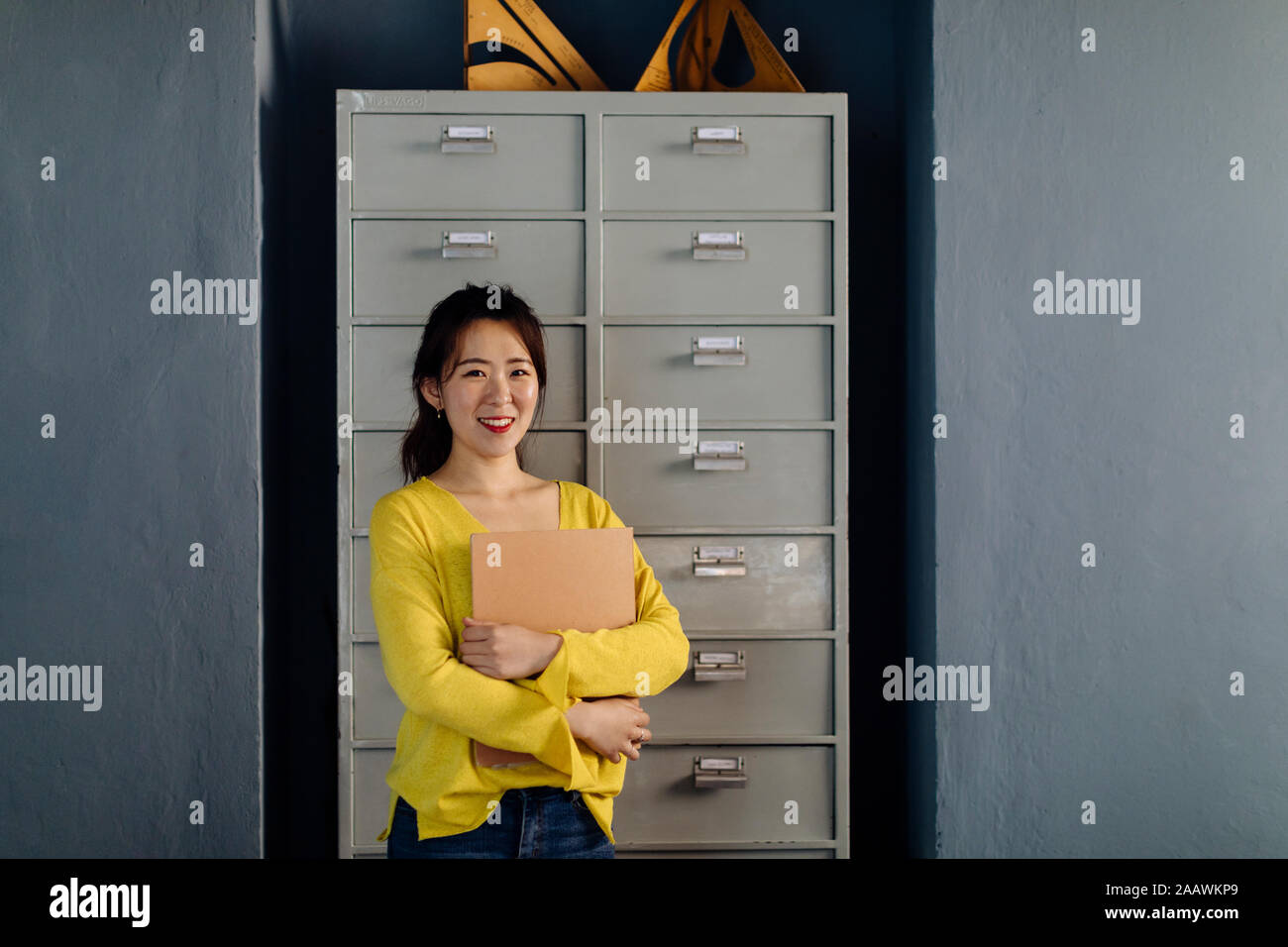 Office business worker filing hi-res stock photography and images - Alamy