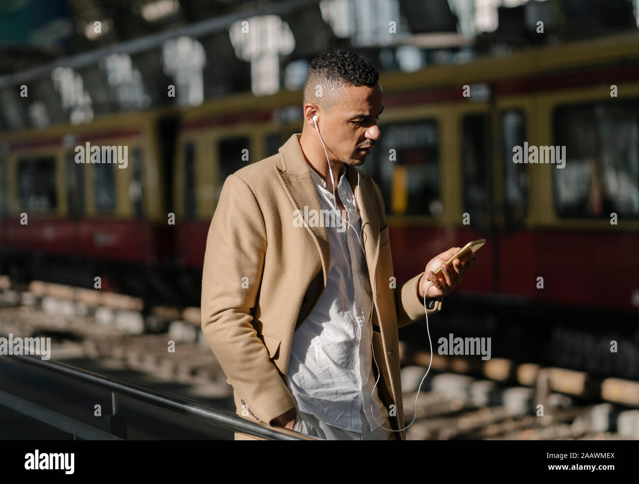 Man standing train station hi-res stock photography and images - Alamy