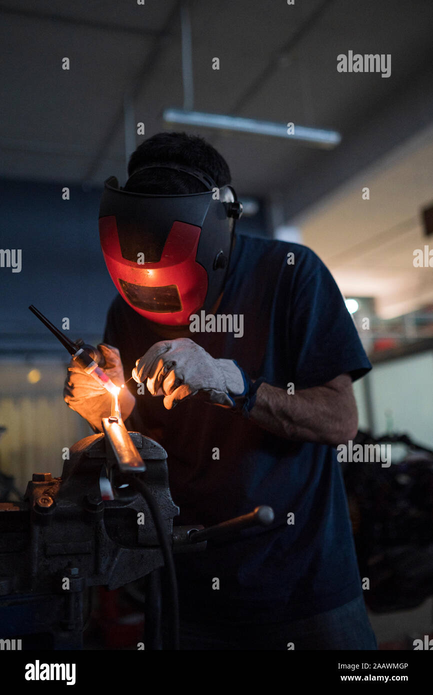 Mechanic welding hi-res stock photography and images - Alamy