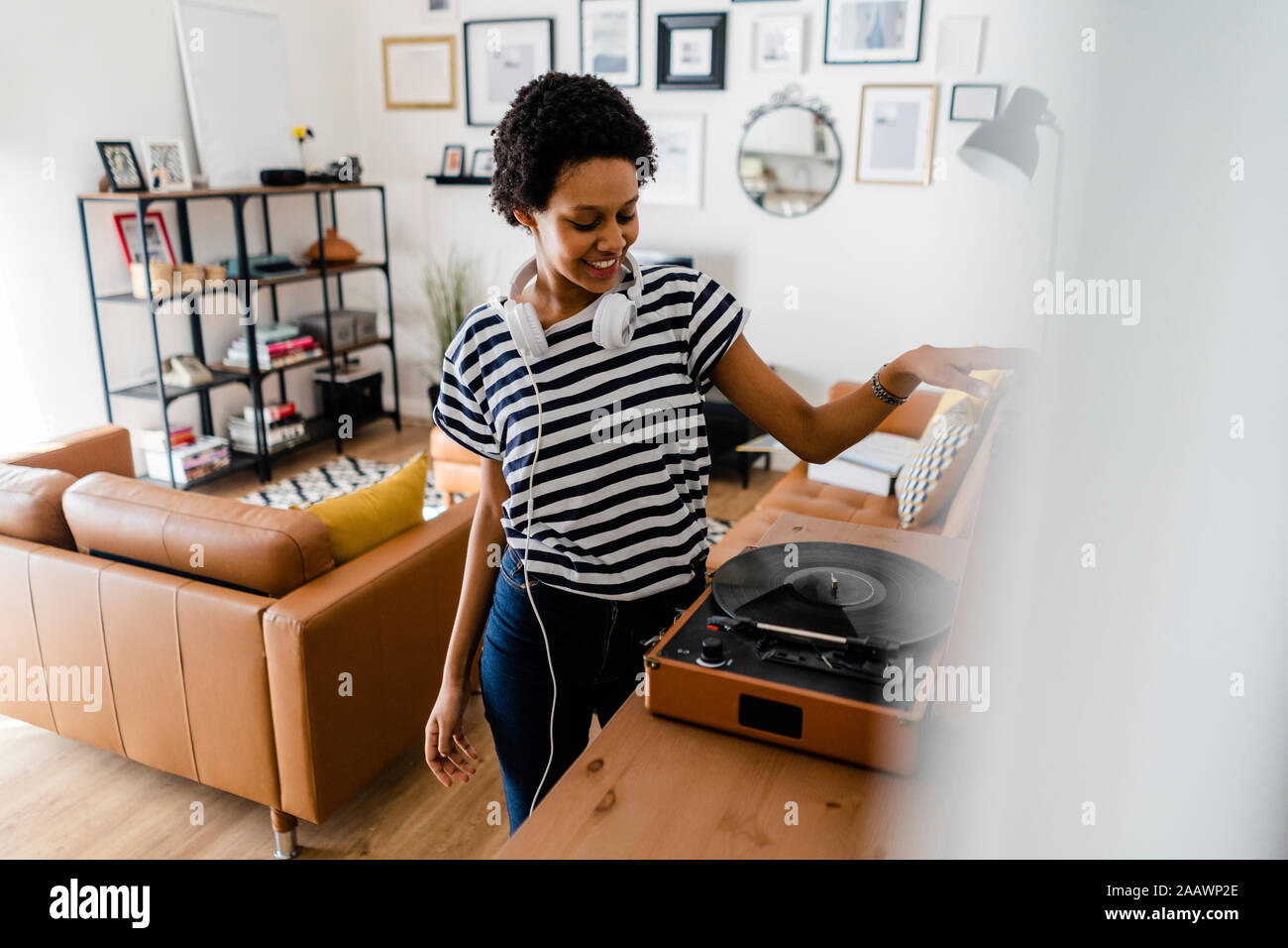 Using record player hi-res stock photography and images - Alamy
